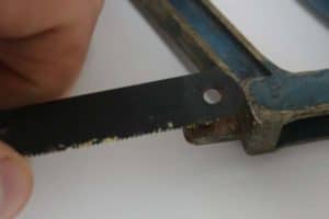 How To Change A Hacksaw Blade (In 10 Seconds!)