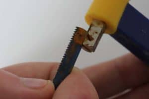 How To Change A Hacksaw Blade (In 10 Seconds!)